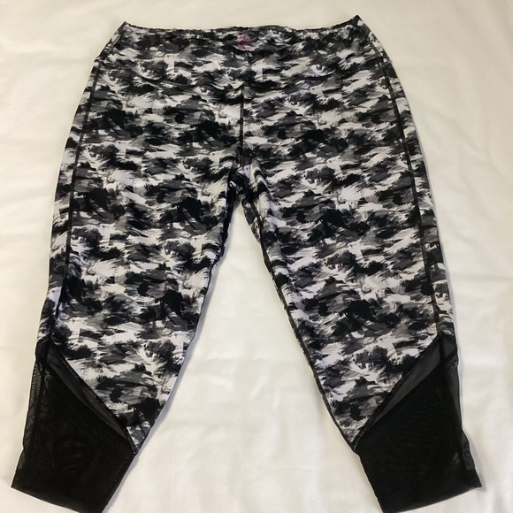 Pro Player | Pants & Jumpsuits | Pro Player Black And White Capri ...